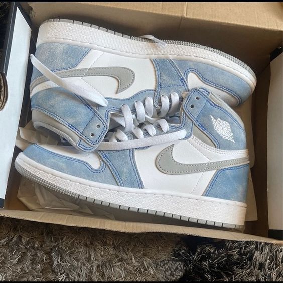 Giày Nike Air Jordan 1 Retro High OG Hyper Royal